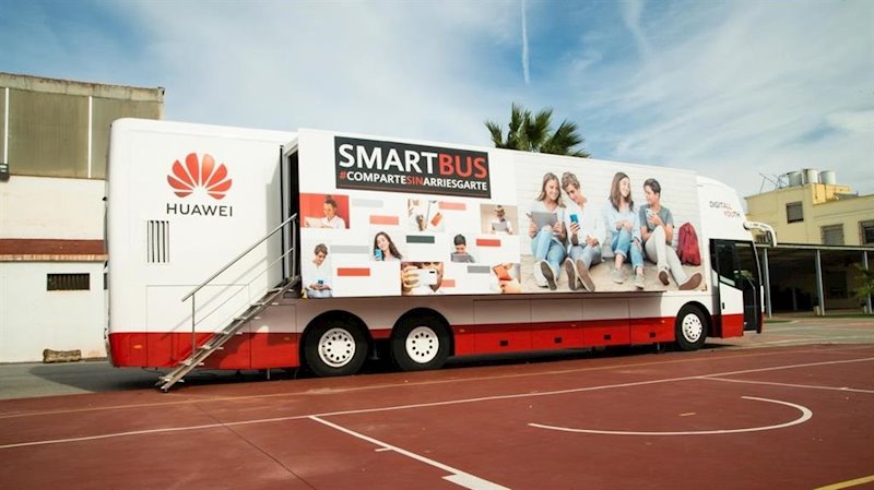 El Smartbus de Huawei forma a más de 25.000 niños y padres españoles en ...